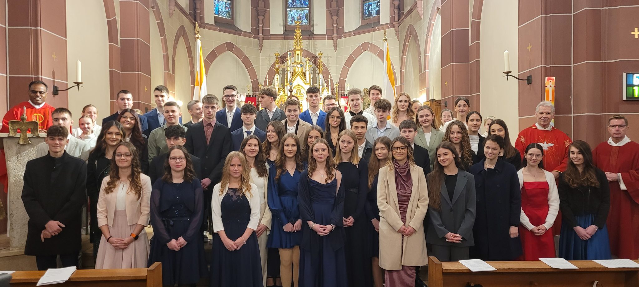 Firmung 2024 – Die Pfarrgemeinden St. Nikolaus und St. Marien Rodgau
